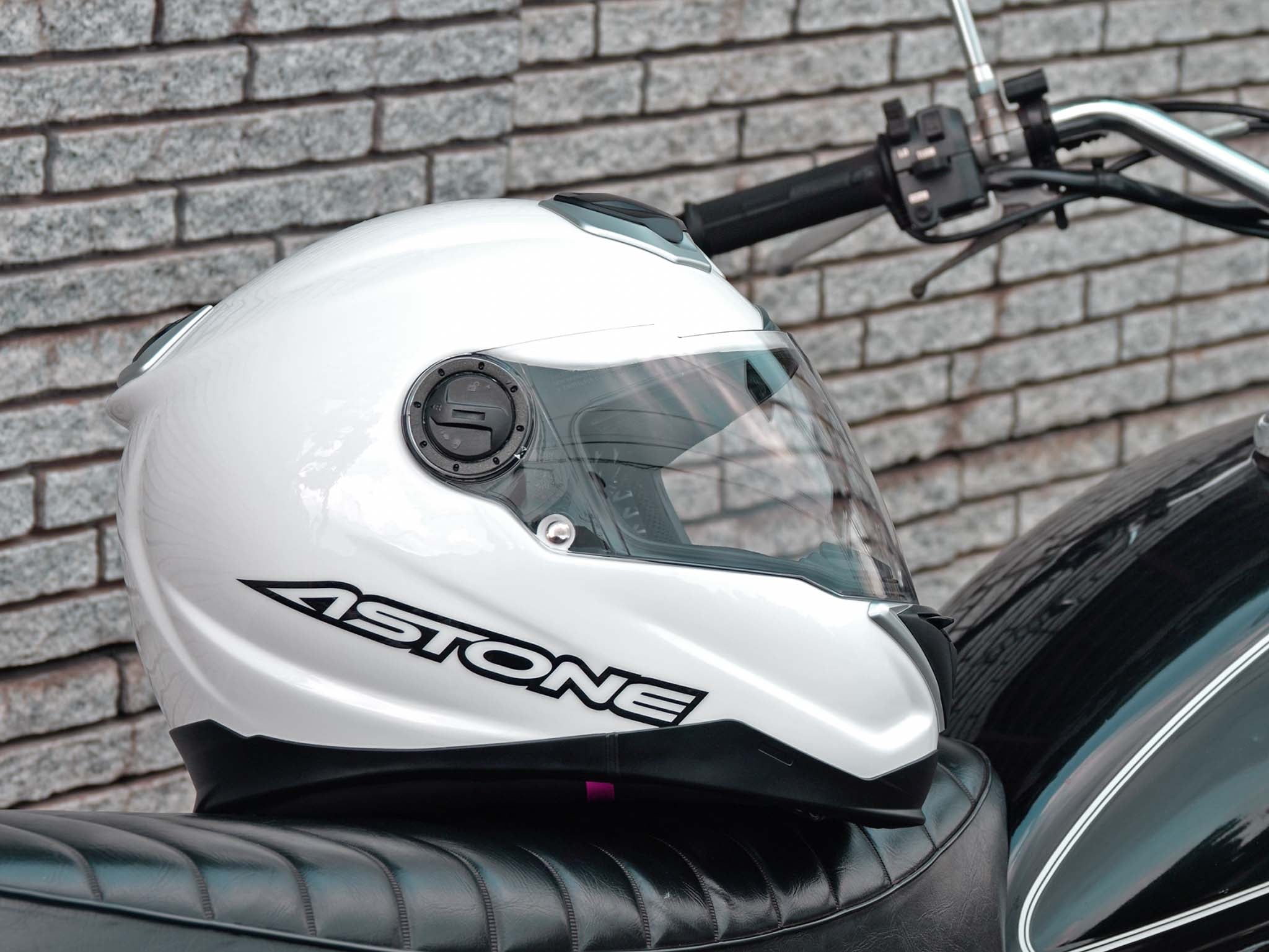 3万円を切る価格帯ながら、FRPシェル素材を採用 【ASTONE】大人気の『GT-1000F』にFRPモデルがついに登場！ – はとや ...